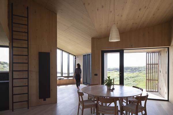 Modular Scottish holiday home showcases Querkus veneer in low-carbon ...